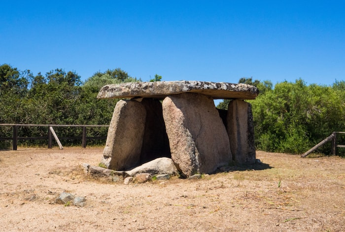 Megalith - Bedeutung und Beispiele von Megalithstrukturen in der Kunst